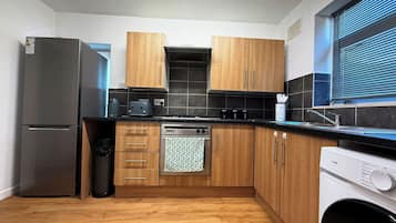 Casa, 3 quartos, pátio, vista para o jardim | Cozinha privada | Um frigorífico, um micro-ondas, um forno, uma placa de cozinha