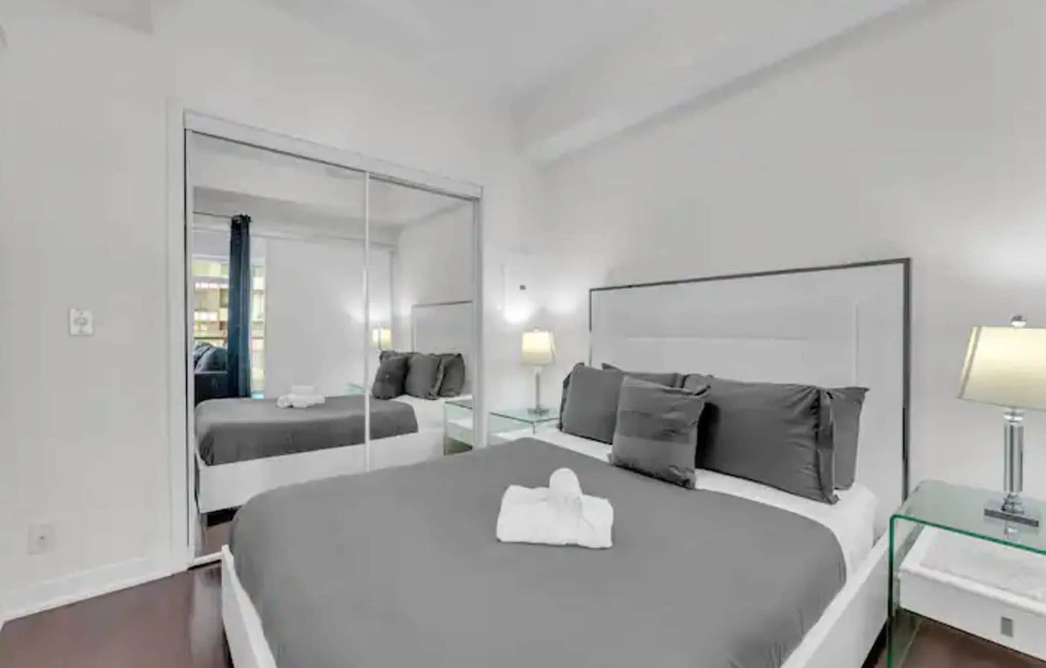 Quarto casal conforto, vista para a cidade | Roupas de cama premium, edredons de pluma, individualmente decorados