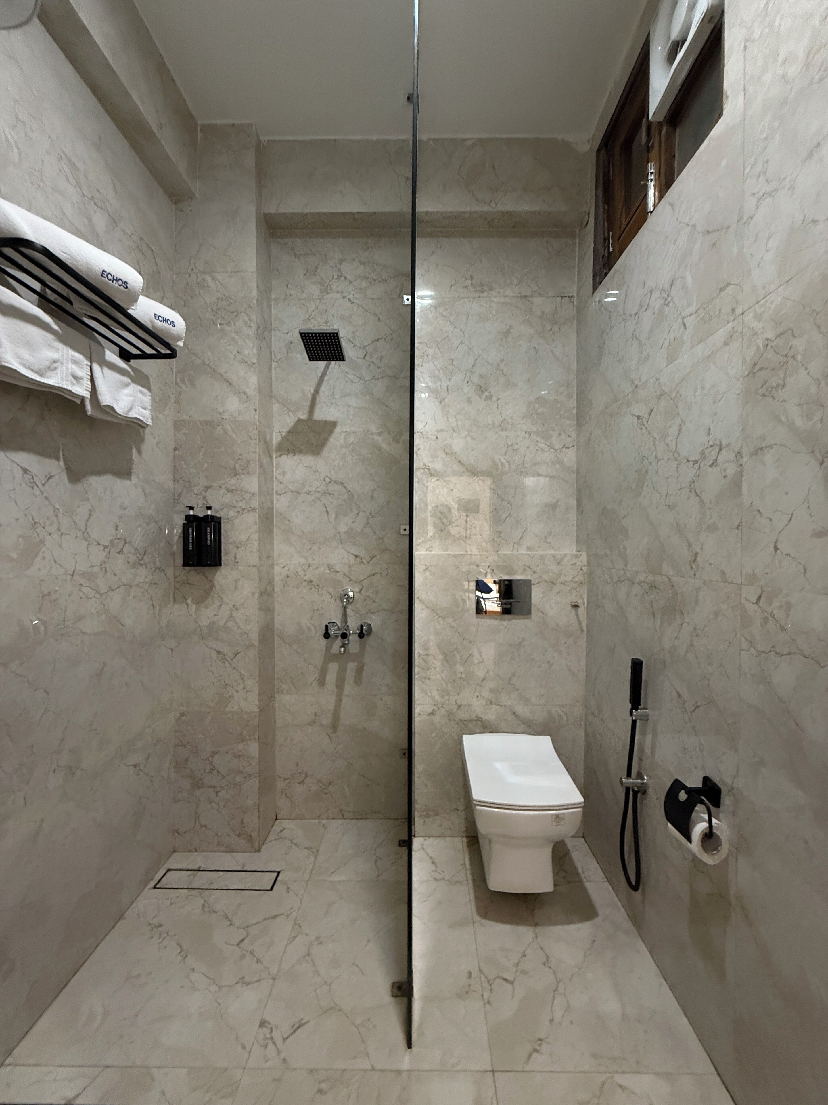 Quarto Duplo de Luxo, varanda, vista para a montanha | Casa de banho | Artigos de higiene pessoal grátis, um secador de cabelo, chinelos 