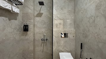 Quarto Duplo de Luxo, varanda, vista para a montanha | Casa de banho | Artigos de higiene pessoal grátis, um secador de cabelo, chinelos