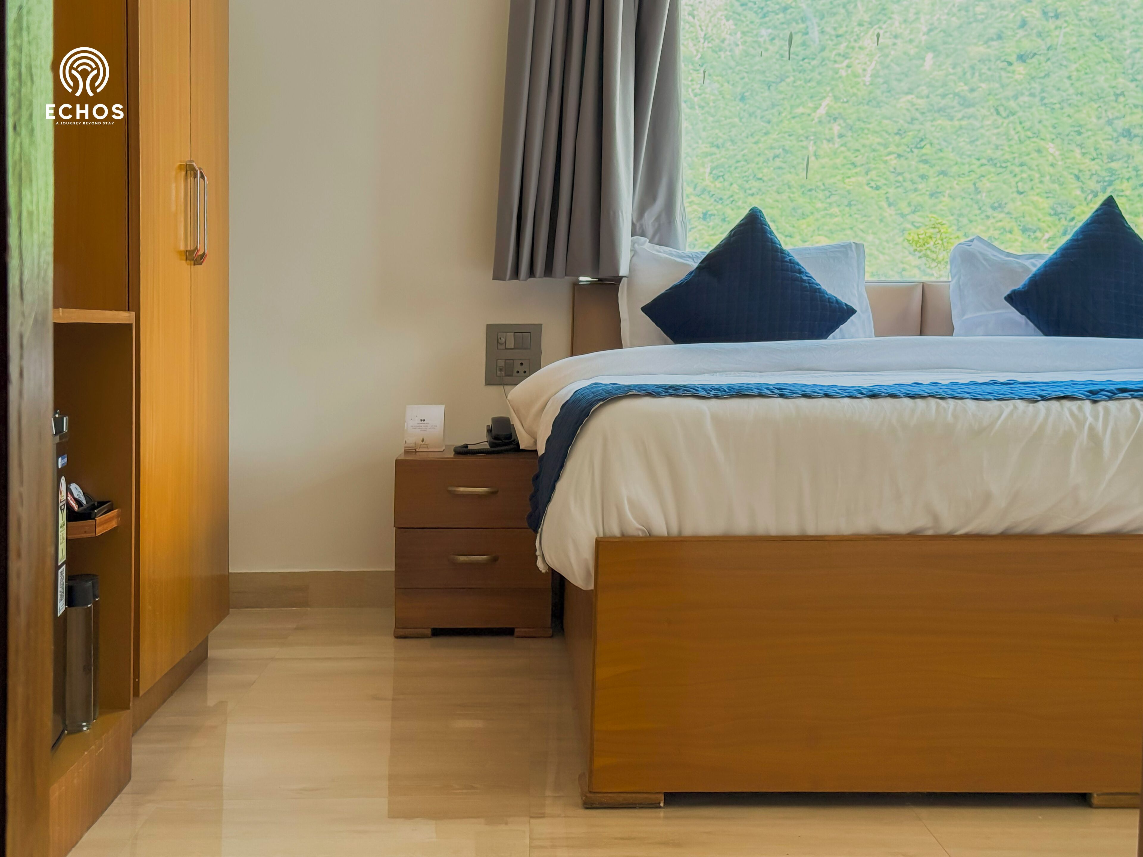 Quarto Duplo de Luxo, varanda, vista para a montanha | Cofre no quarto, cortinas/cortinados opacos, ferro/tábua de engomar 