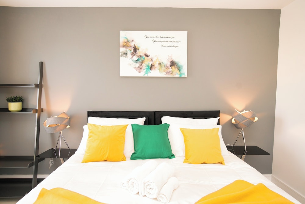 Milton Keynes 5 large bedroom 11 guests contractors family holiday ...