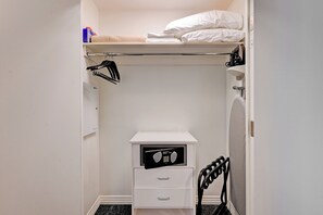 Suite-Estúdio de Luxo, kitchenette, Vista para a cidade | Roupa de alta qualidade, cofre no quarto, cortinas/cortinados opacos 