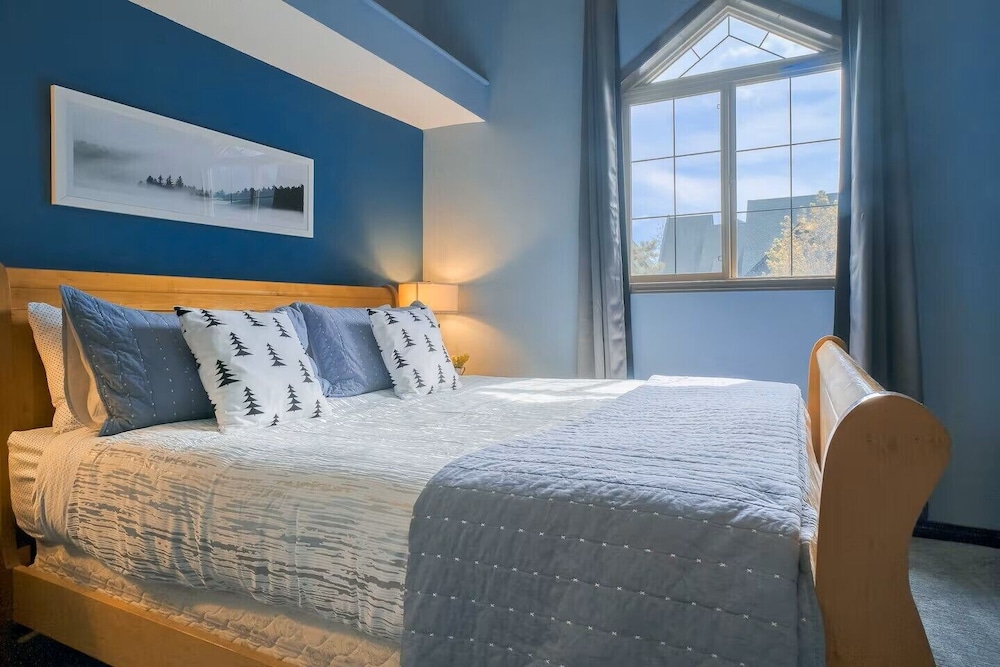 Delightful Chalet with Heated Pool & Hot Tub - Cozy Townhome - Canmore ...