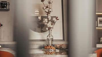 Suíte estúdio superluxo, vista para a cidade | Escrivaninha, espaço de trabalho para notebook, cortinas blackout