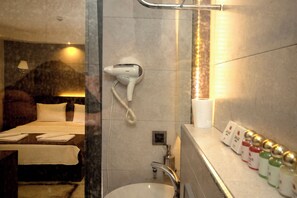 Quarto Clássico com Cama de Casal, vista para o jardim | Cofre no quarto, cortinas/cortinados opacos, ferro/tábua de engomar