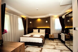 Quarto Clássico com Cama de Casal, vista para o jardim | Cofre no quarto, cortinas/cortinados opacos, ferro/tábua de engomar