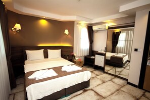 Quarto Clássico com Cama de Casal, vista para o jardim | Cofre no quarto, cortinas/cortinados opacos, ferro/tábua de engomar