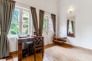 Roupas de cama premium, edredons de pluma, escrivaninha