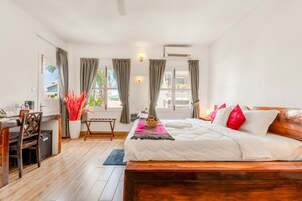 Quarto superior | Roupas de cama premium, edredons de pluma, escrivaninha