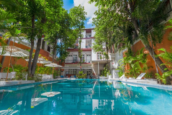 Emeraldgems Premium Residence - Nom Pen