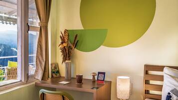 Quarto Duplo Deluxe, vista para a montanha | Secretária adequada para computadores portáteis, Wi-fi grátis