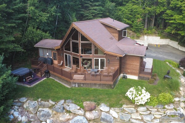 Hot Tub, Lake Views! All-season Hinsdale Haven - Ashmere Lake, MA