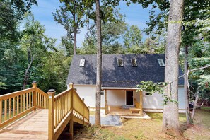 Cozy Restful Treehouse Feel Home w/ gas Grill & AC, Lynchburg: Hotel ...