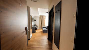 Quarto Duplo ou Twin Comfort | Cofre no quarto, secretária