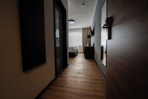 Quarto casal ou duplo conforto | Cofres nos quartos, escrivaninha, espaço de trabalho para notebook