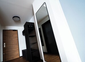 Quarto casal ou duplo conforto | Cofres nos quartos, escrivaninha, espaço de trabalho para notebook