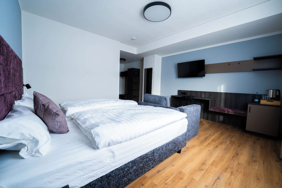 Quarto casal ou duplo conforto | Cofres nos quartos, escrivaninha, espaço de trabalho para notebook