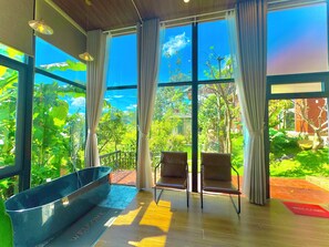 Quarto casal grand, vista para o jardim | Banheiro | Banheira, banheira de imersão, produtos de toalete grátis