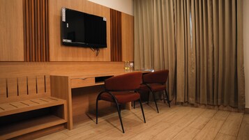 Quarto Duplo ou Twin Deluxe | Secretária, cortinas/cortinados opacos, ferro/tábua de engomar 