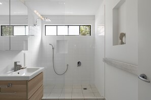 Apartamento | Banheiro | Secador de cabelo, toalhas de banho, sabonete, shampoo