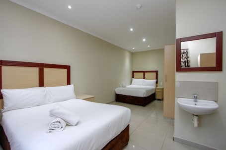 Quarto Duplo Deluxe | Secretária, secretária adequada para computadores portáteis . PLM Palace Lodge