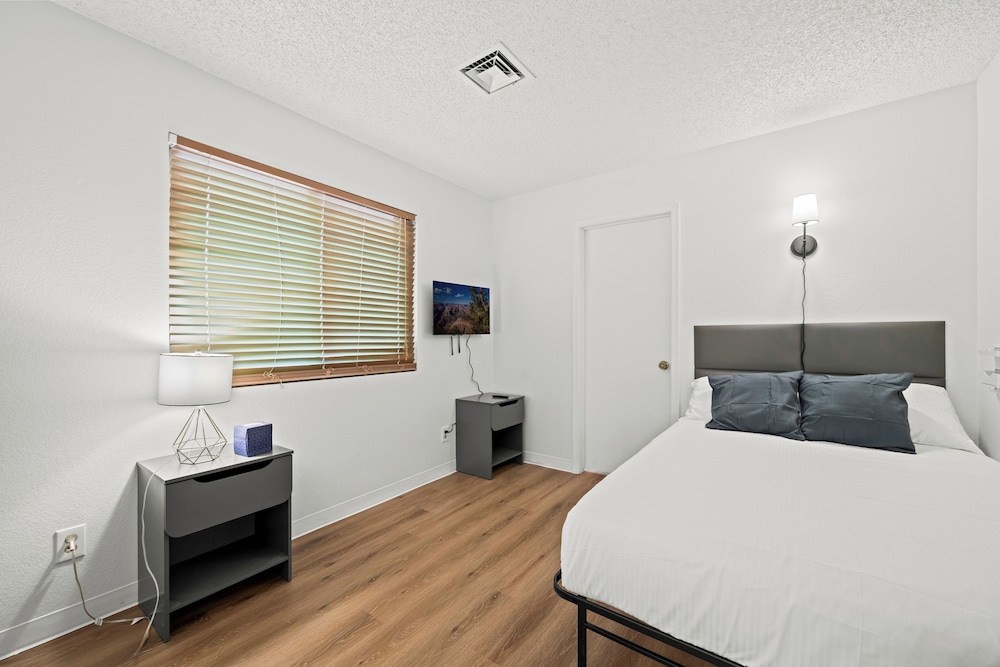 Peaceful Oasis • Pool • Hot Tub • Hypoallergenic • Central Location ...