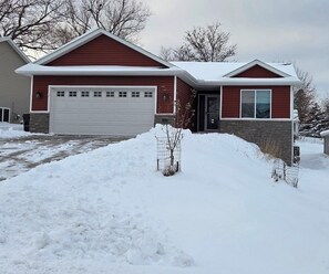 CherryWood Home-2 miles from Downtown & Mayo Clinic Reviews, Deals ...