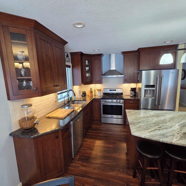 CherryWood Home-2 miles from Downtown & Mayo Clinic Reviews, Deals ...