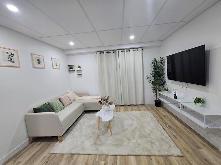 Cozy 2br Suite - Private Entrance & Home Comforts - Steinbach