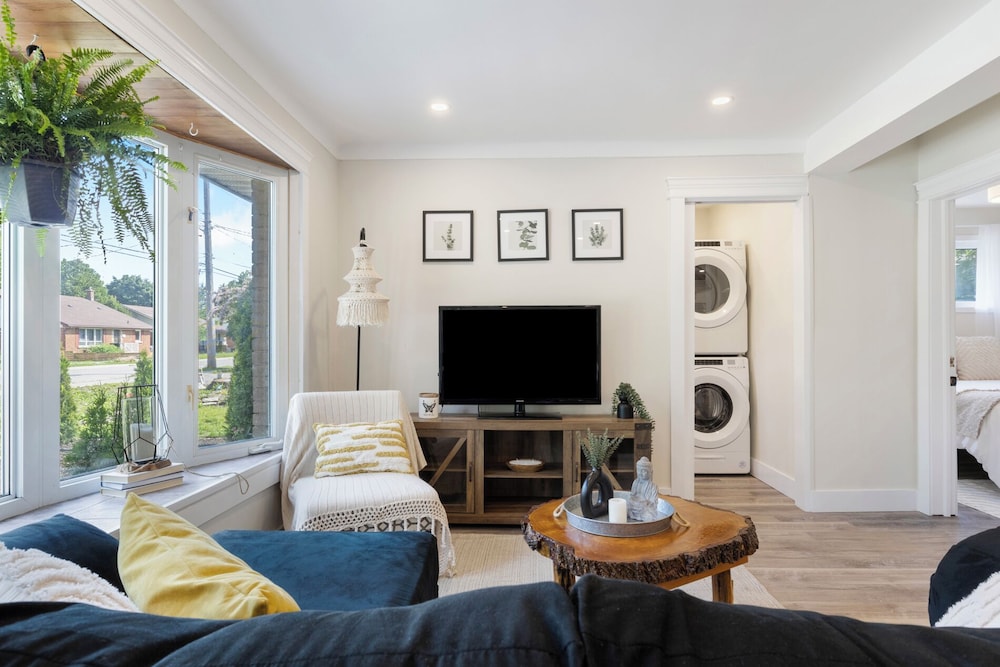 Modern & Cozy 3 Bd Retreat Near GGH · Downtown · University of Guelph ...