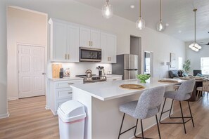 Apartamento (3 Bedrooms) | Cozinha privada | Micro-ondas, fogão, cafeteira/chaleira, mesas de jantar