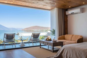 Suíte família, vista para o mar | Área de estar | TV LCD 55 polegadas com canais a cabo