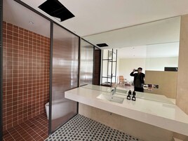 Quarto Superior | Casa de banho | Um secador de cabelo, toalhas fornecidas, sabão, champô 