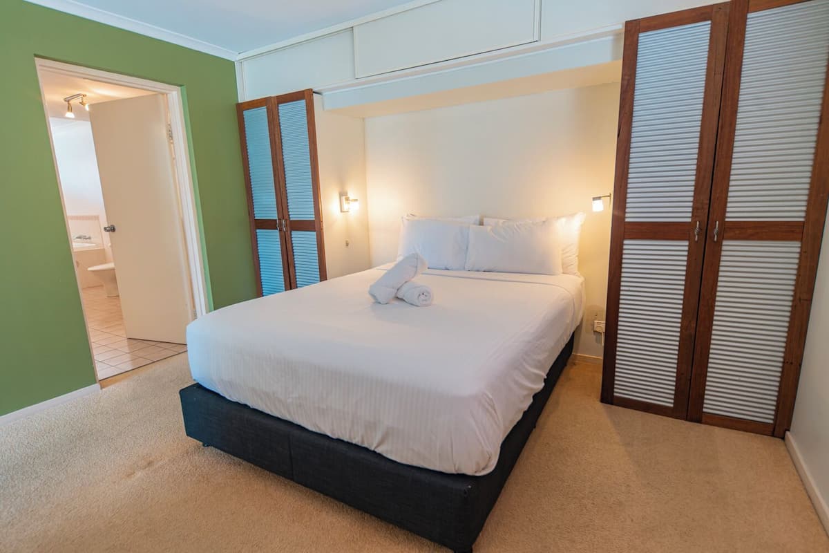 Apartamento família | Escrivaninha, espaço de trabalho para notebook