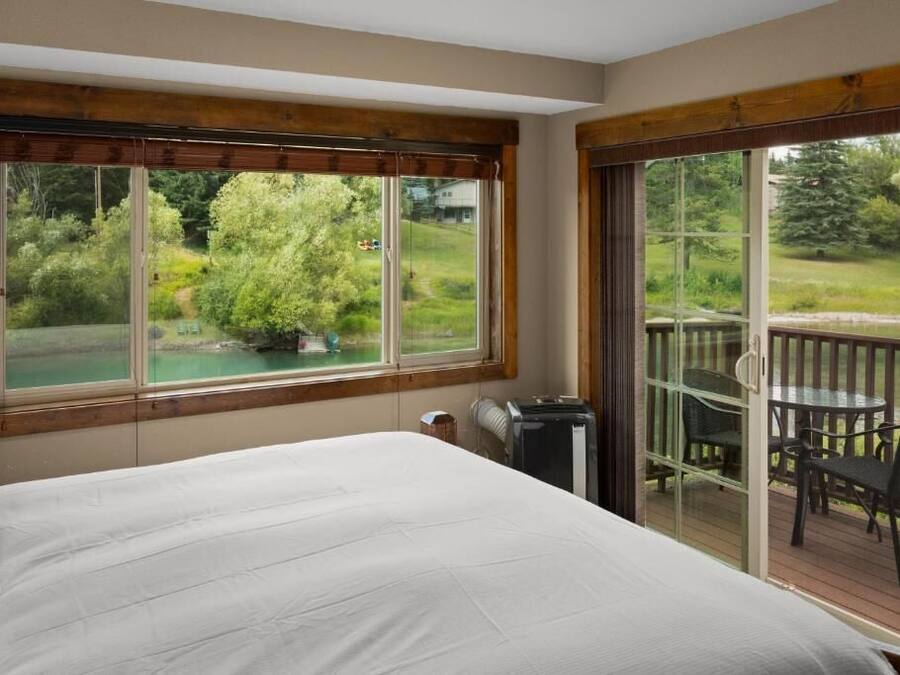 Quarto luxo, 1 cama King, sacada, vista para o rio | Wi-Fi de cortesia