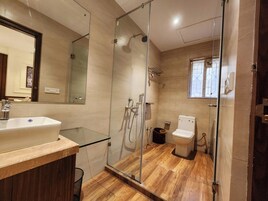 Chuveiro, toalhas de banho, sabonete