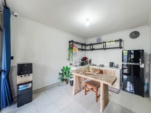 Quarto Deluxe | Cozinha partilhada | Um frigorífico, uma placa de cozinha, utensílios de cozinha 