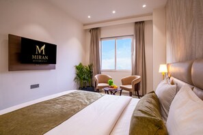 Quarto casal luxo, vista para a cidade | Ferros/tábuas de passar roupa, Wi-Fi de cortesia