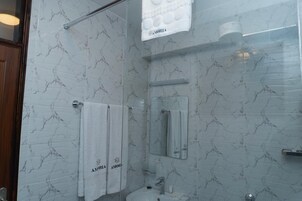 Quarto Deluxe, 1 cama queen-size | Casa de banho | Um polibã, um secador de cabelo, toalhas fornecidas, sabão 