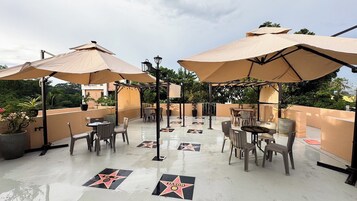 Pequenos-almoços servidos, com espaço para refeições ao ar livre 