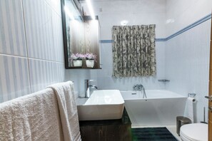 Apartamento, 3 quartos, varanda, Vista para a cidade | Casa de banho