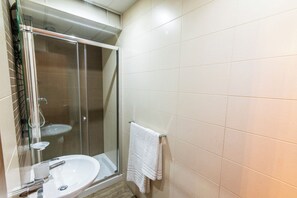 Apartamento, 3 quartos, varanda, Vista para a cidade | Casa de banho