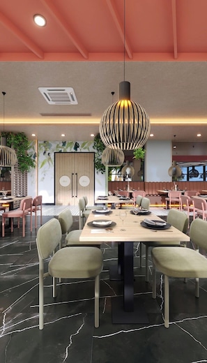 Um interior de restaurante moderno com uma mesa central, diversas cadeiras e luminárias pendentes.
