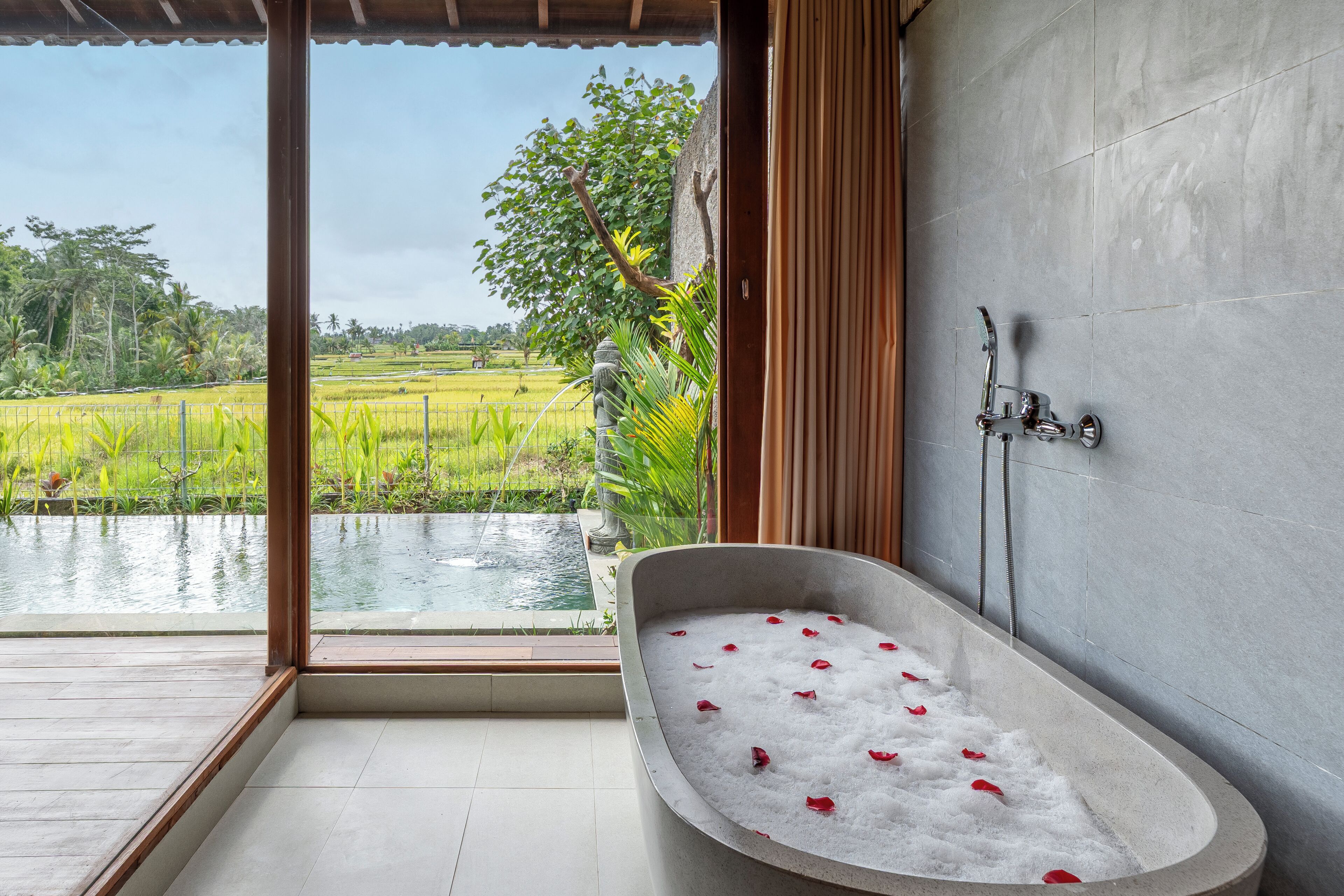 Villa, 1 quarto (Rice Field View) | Casa de banho | Roupões, chinelos 