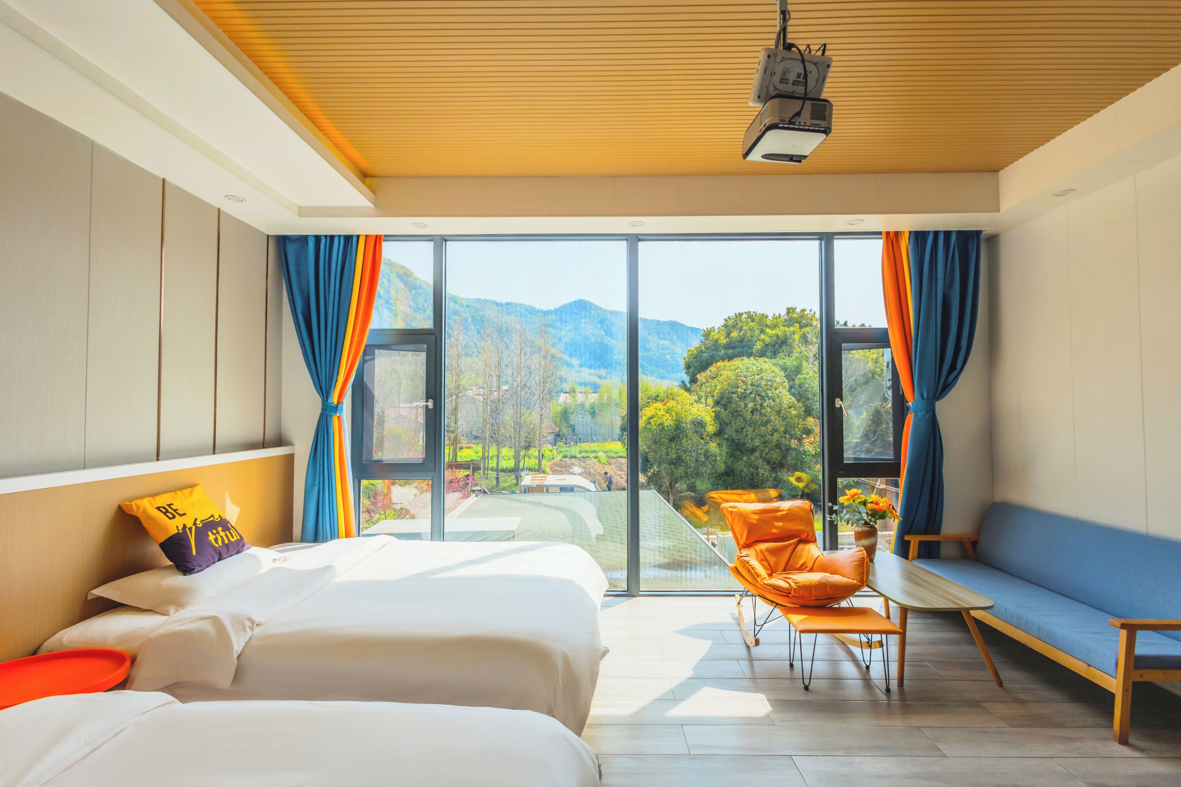 Quarto Duplo ou Twin Deluxe, vista para a colina | Roupa de alta qualidade, edredões de penas, com decoração personalizada 