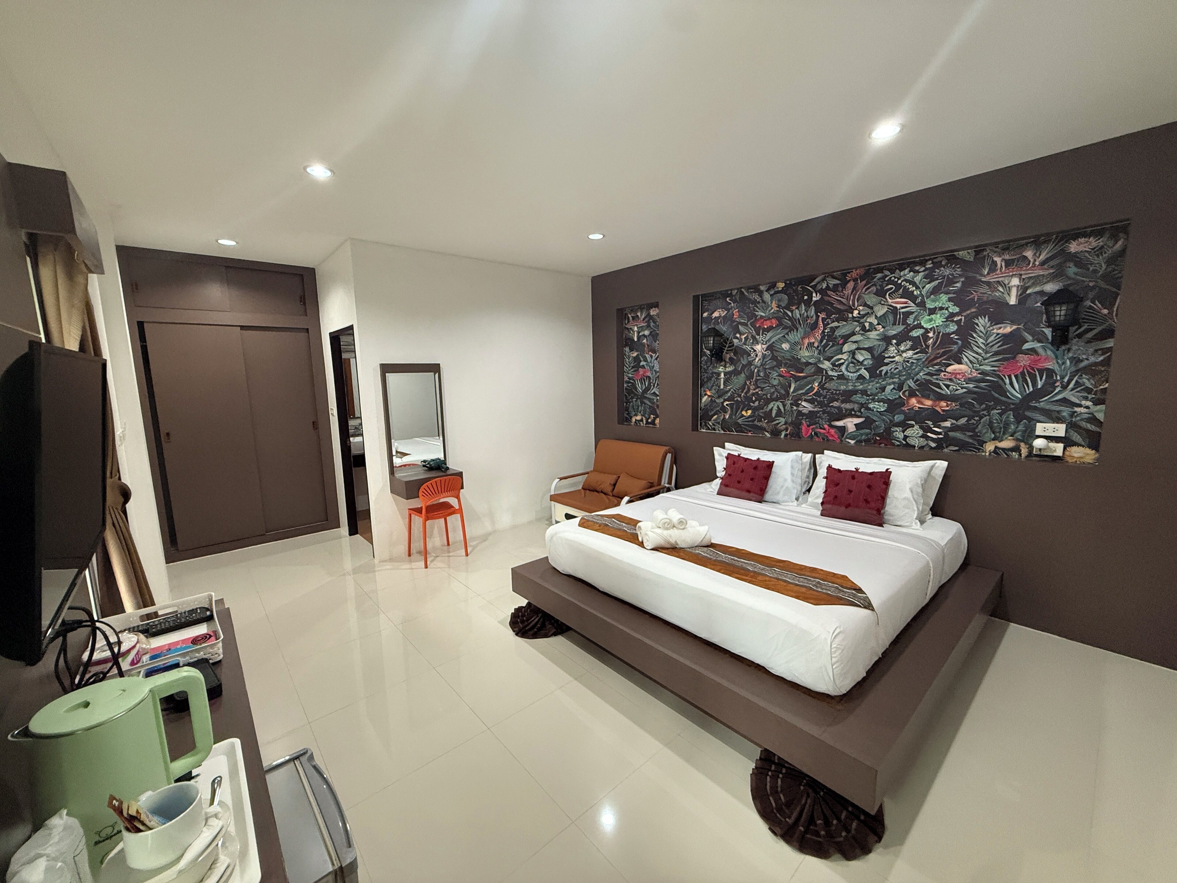 Quarto família, vista para o pátio | Frigobar, cofres nos quartos, individualmente decorados