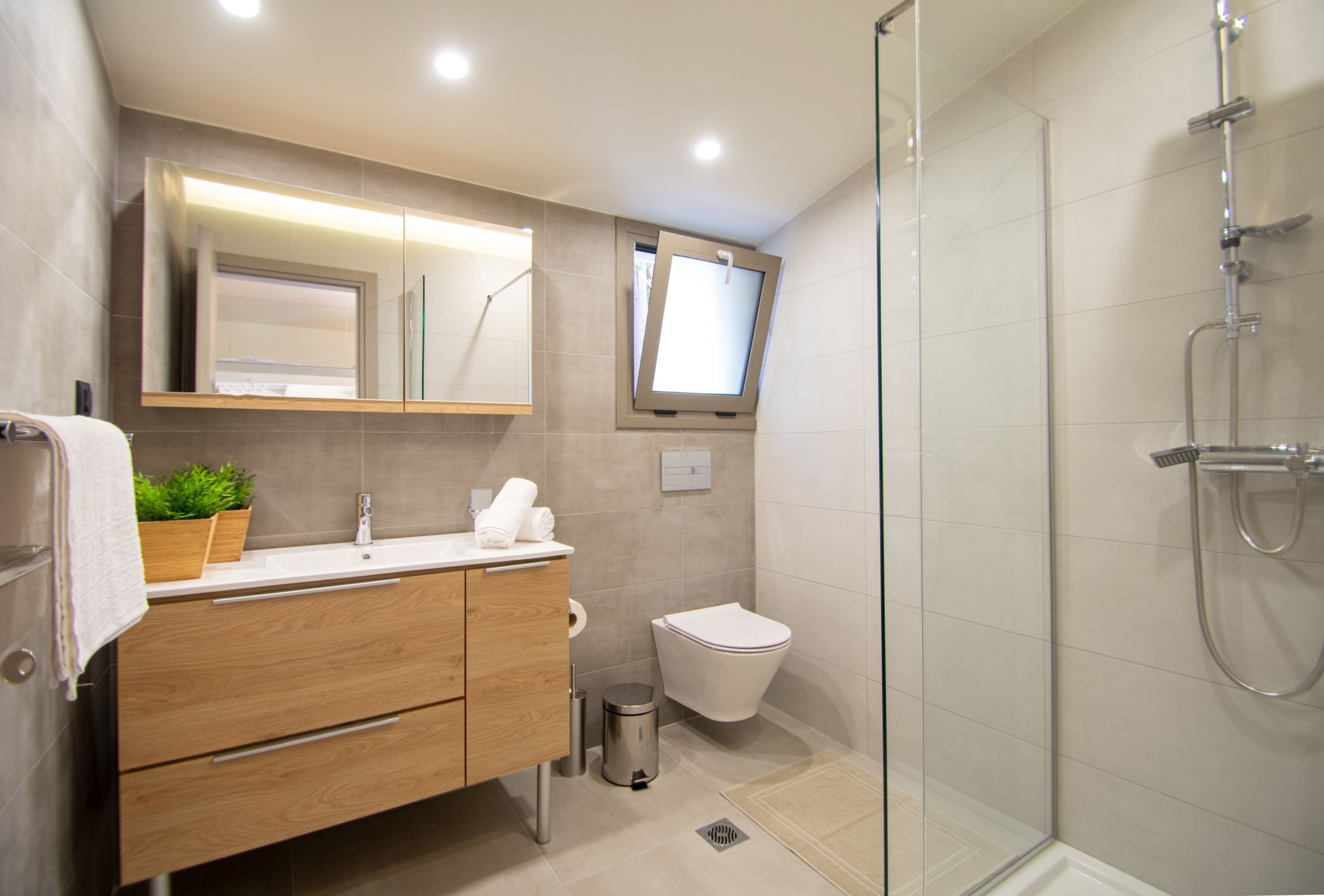 Bangalô, vista para a piscina | Banheiro | Secador de cabelo, toalhas de banho, papel higiênico 