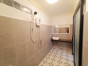 Quarto casal básico | Banheiro | Chuveiro, toalhas de banho, shampoo, papel higiênico