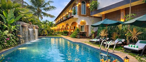 Piscina interna, funciona das 8h às 21h, guarda-sóis